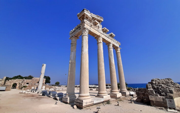 Apollon Kimdir? Işık, Kehanet ve Sanat Tanrısının Mitolojik Yolculuğu