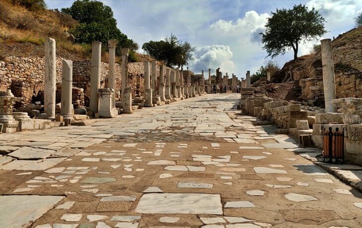 Efes Antik Kenti Rehberi: Tarih, Yapılar, Ziyaret Bilgileri